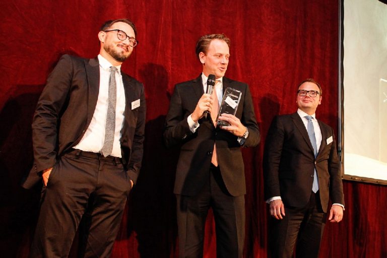 Dr. Matthias Lupp freut sich über die bereits 3. Büroeröffnung der ...